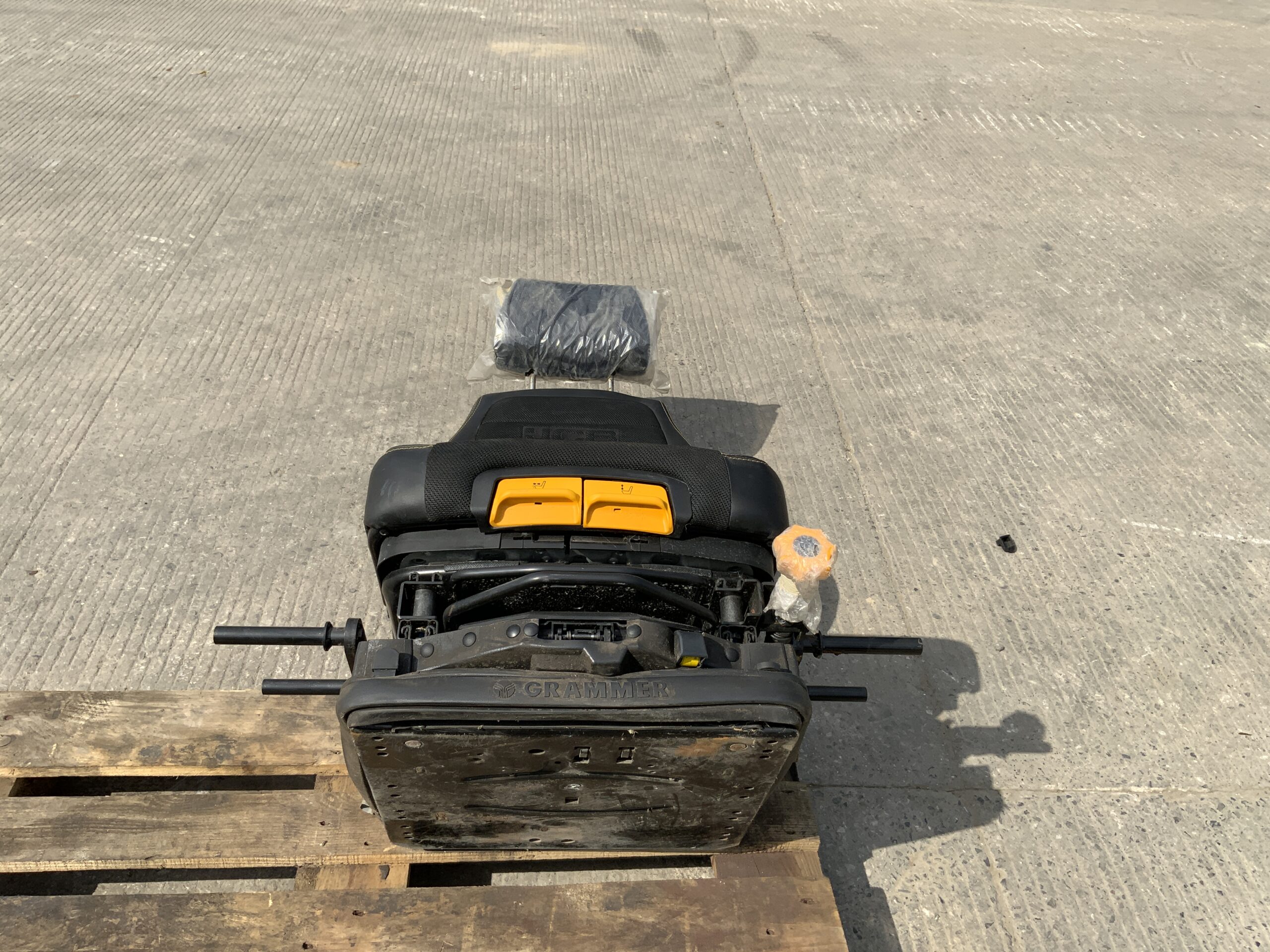 JCB Seat - RJ and KD McLean Ltd - Tractors and Plant